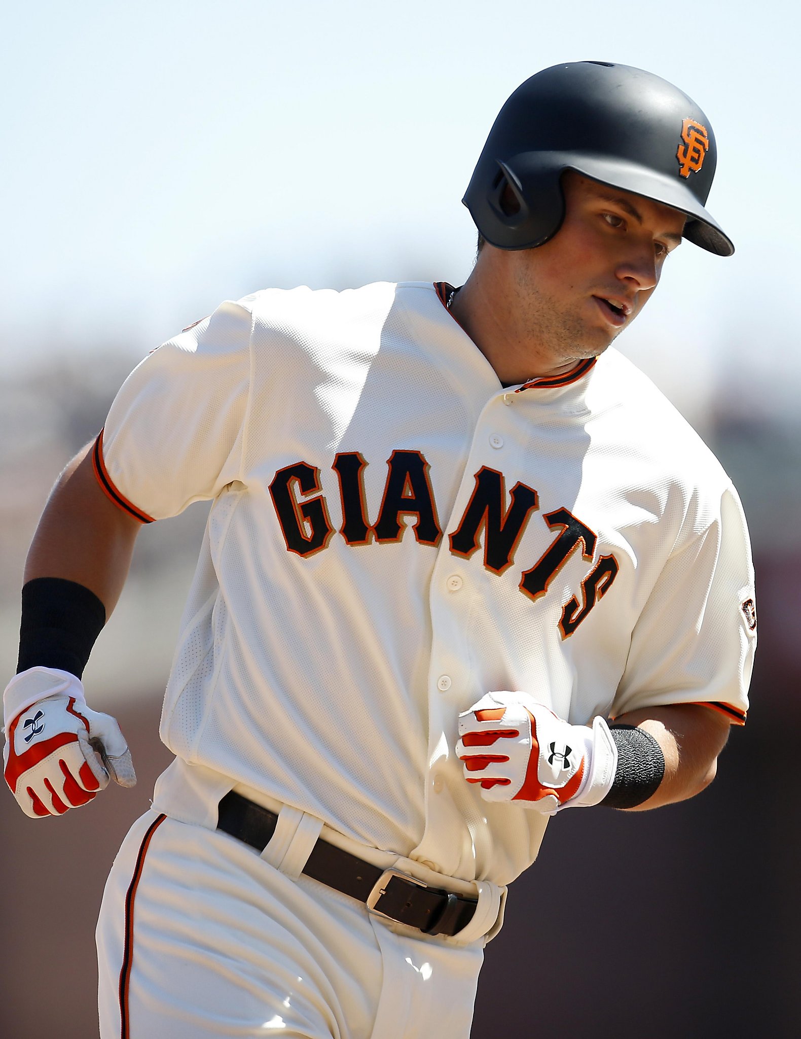 Giants go power crazy and rout Braves for rare series win