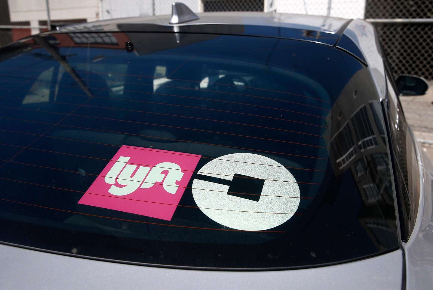 Lyft, Uber woo travelers with discounts, perks