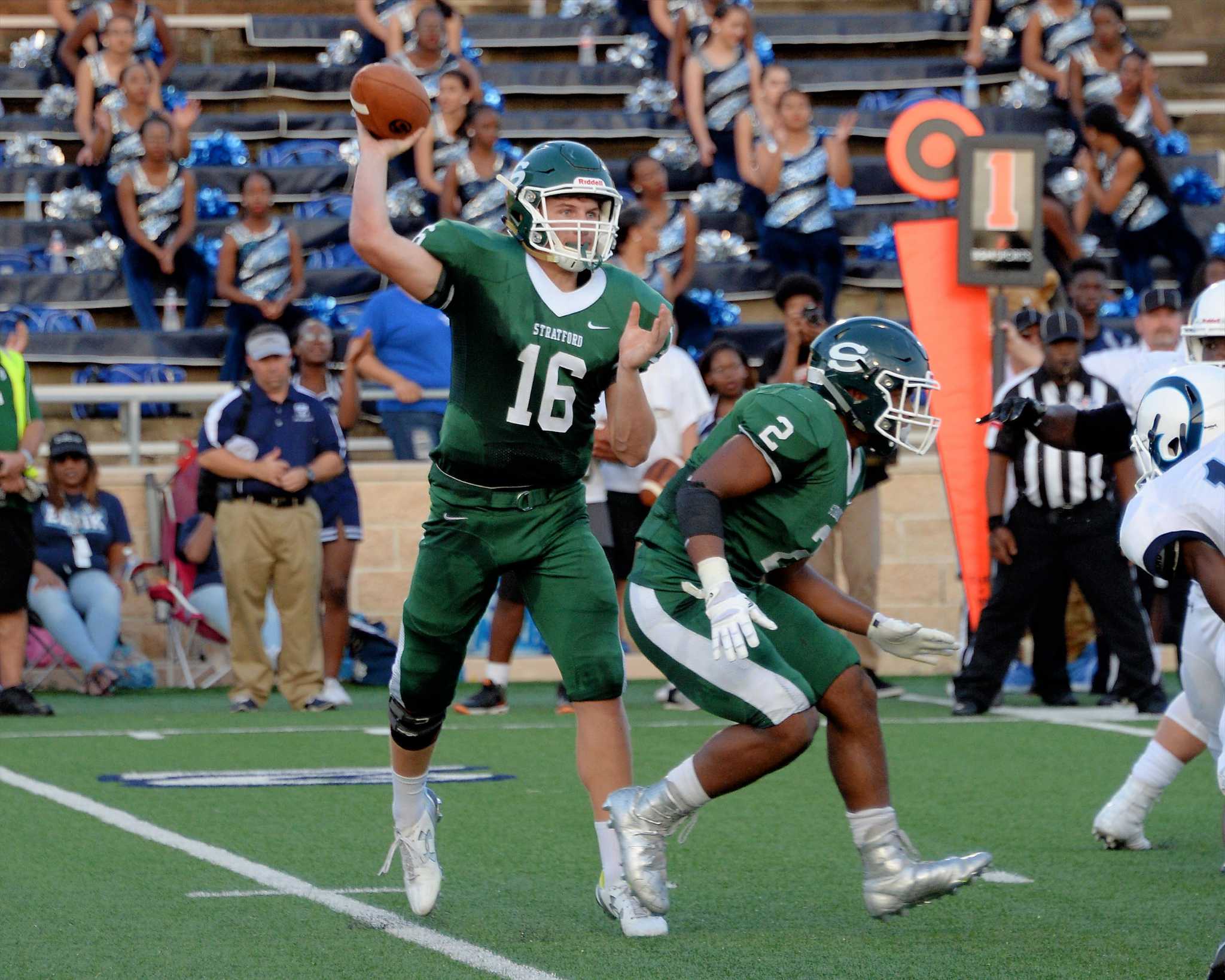 Stratford stops Elsik to remain unbeaten