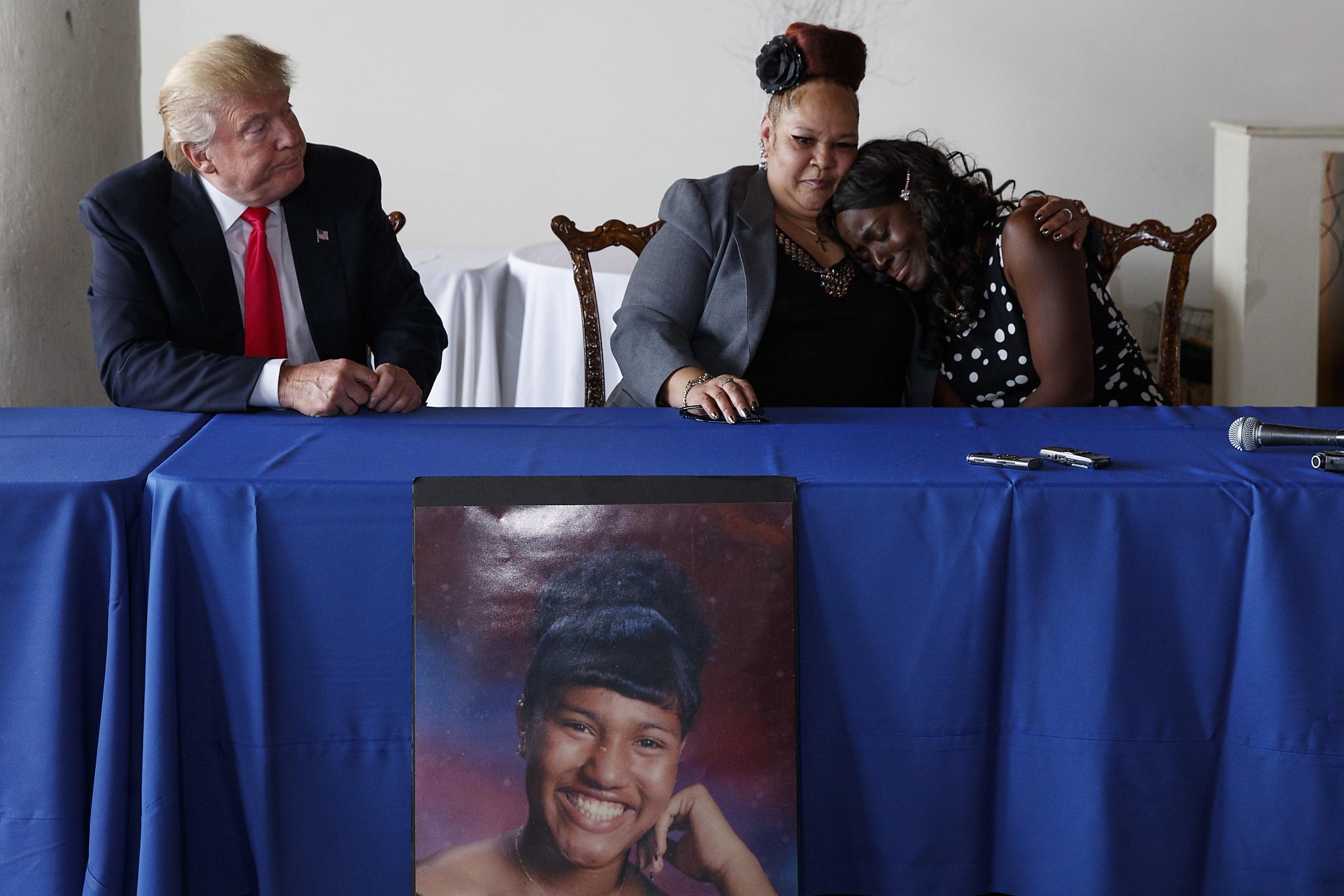 Trump courts minority voters in Philadelphia