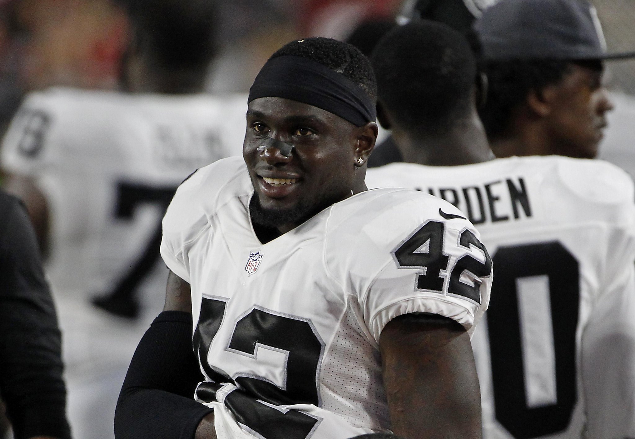 Raiders’ Jack Del Rio throws in rookies against Titans’ offense