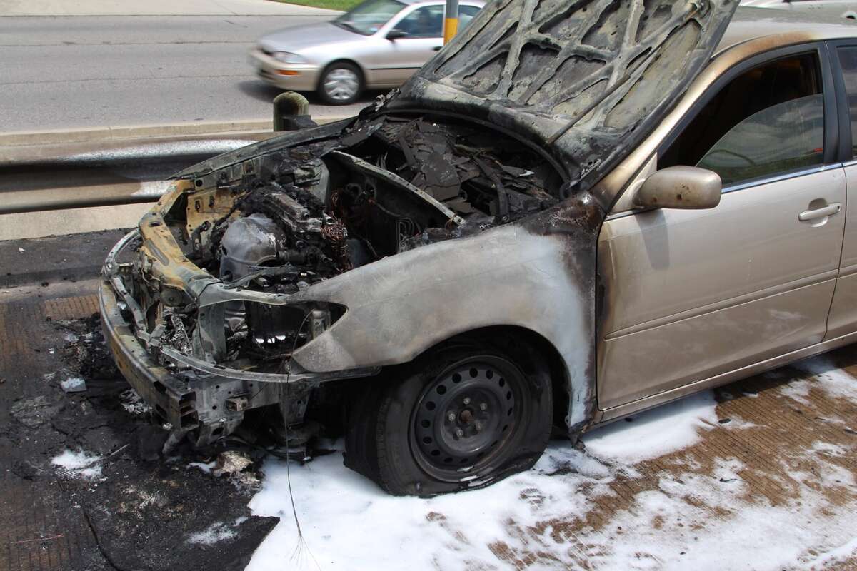 Toyota Camry burst into flames on Interstate 10