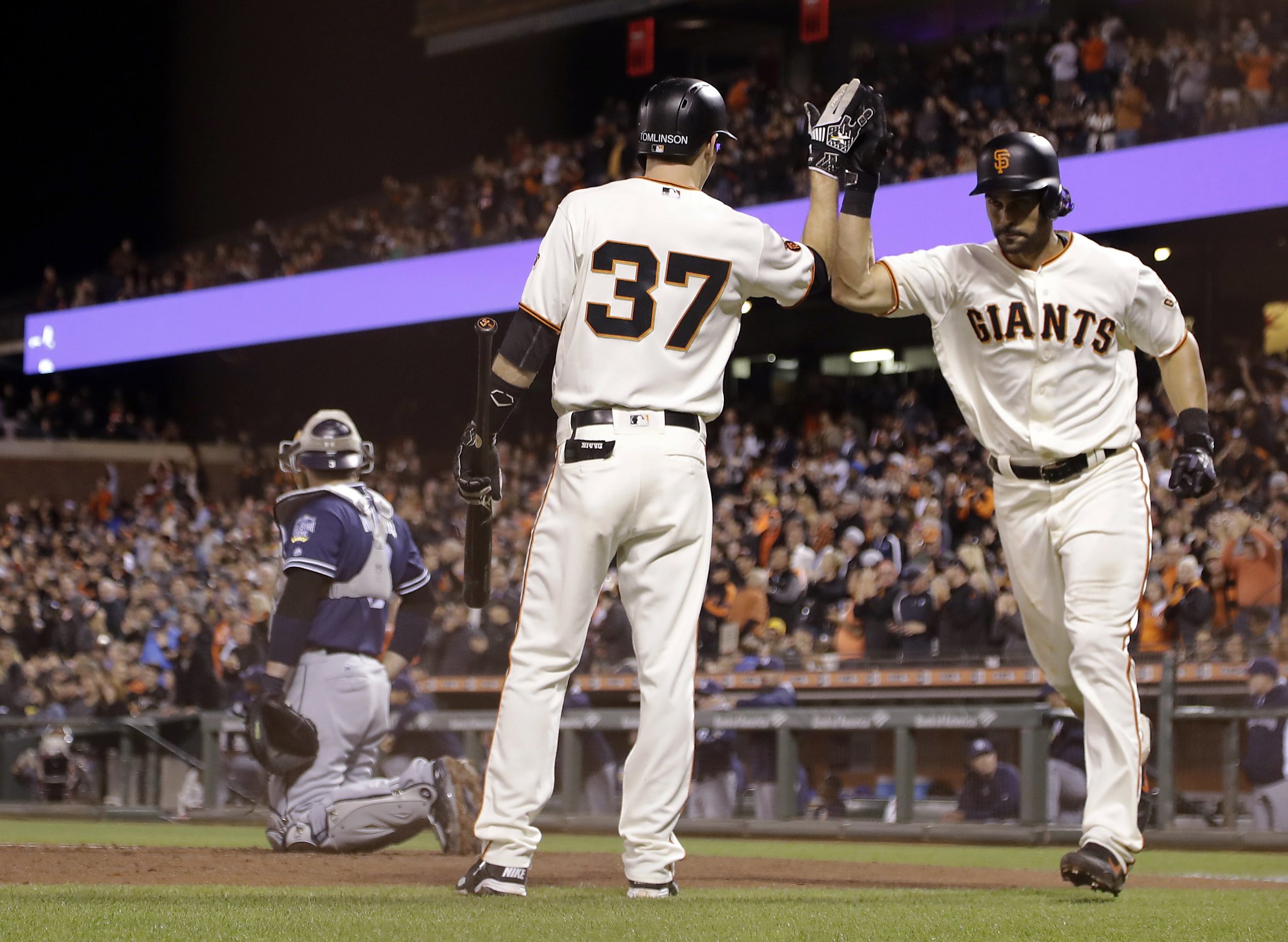 Giants collapse again in ninth, fall to Padres