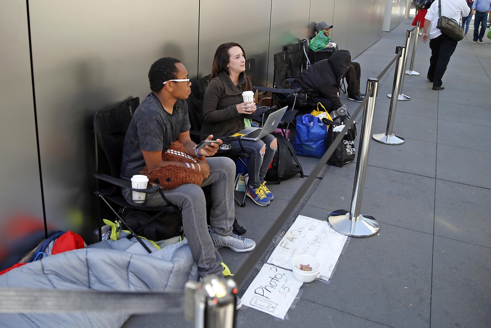 Waiting in line at Apple store won’t get you 7 Plus phone