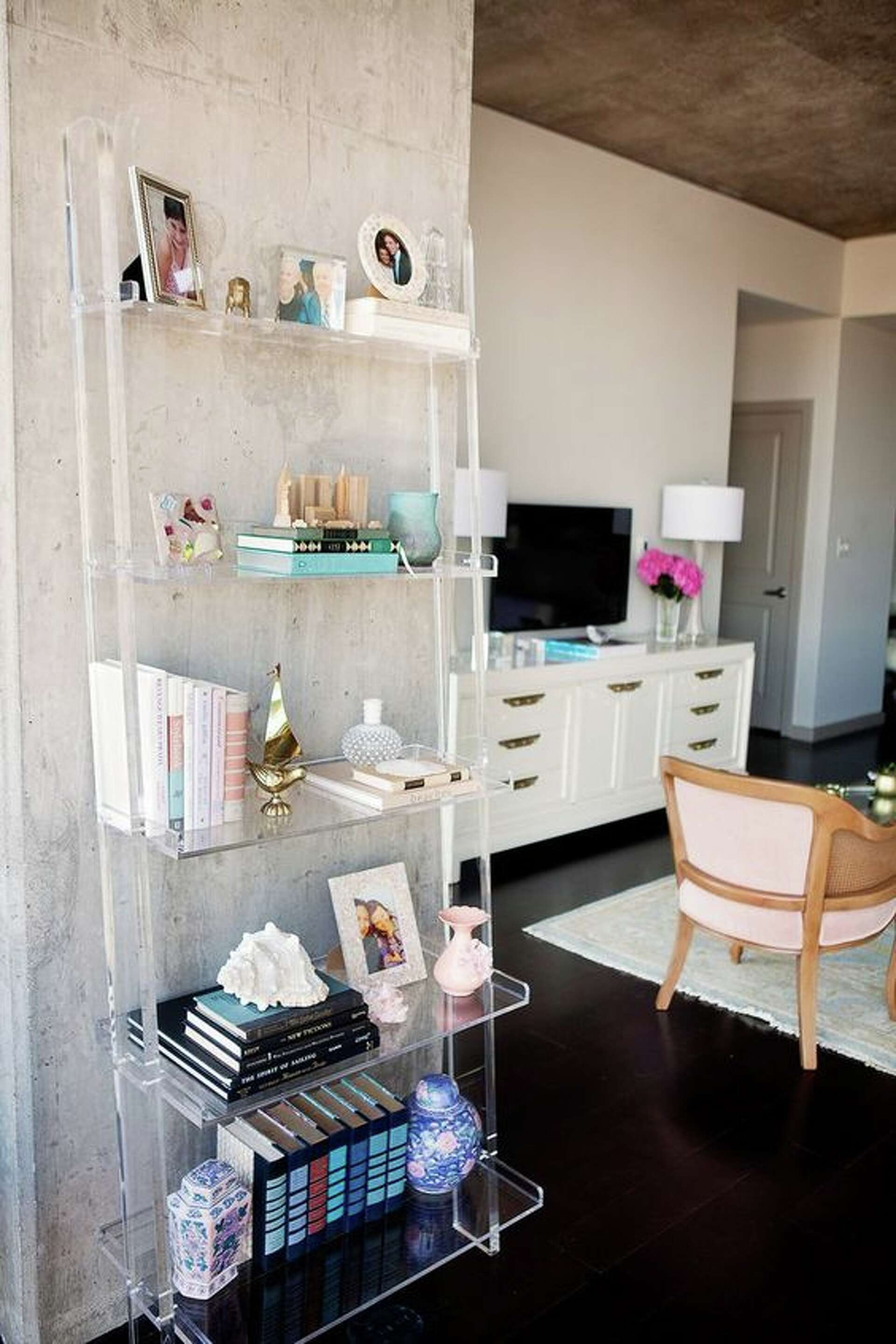 How to decorate your small apartment by organizing it