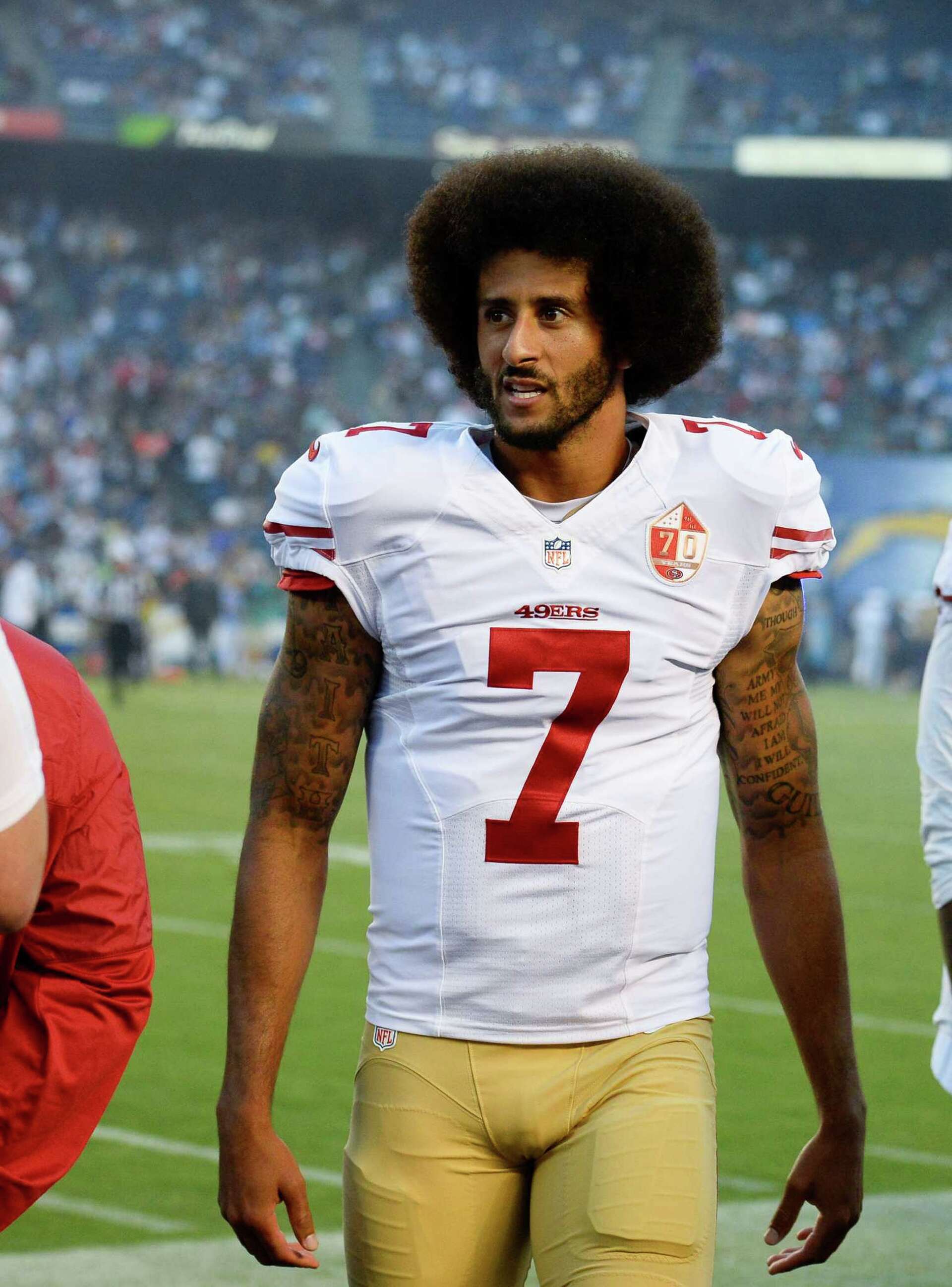 49ers’ Colin Kaepernick visits protesting Oakland prep football team