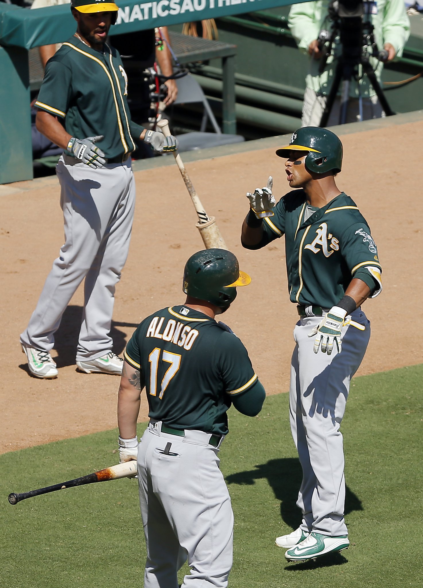 Khris Davis reaches 40 HRs in A’s victory