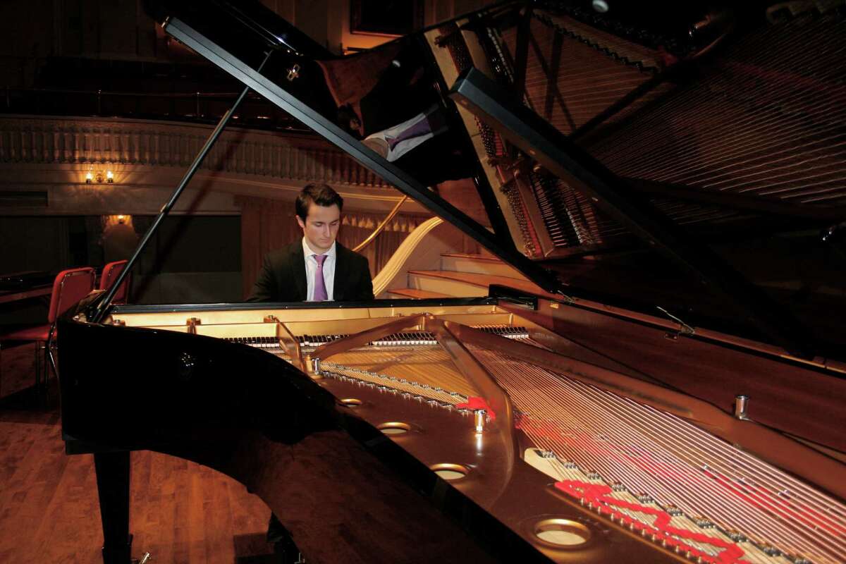 Pianist Alex Beyer opens Bridgeport orchestra’s 71st season at the Klein