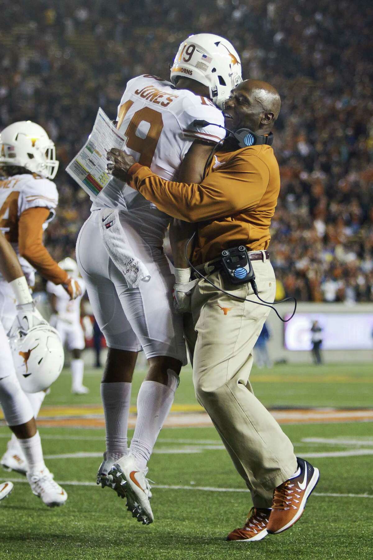 Texas S Brandon Jones probable for Texas Bowl despite head injury