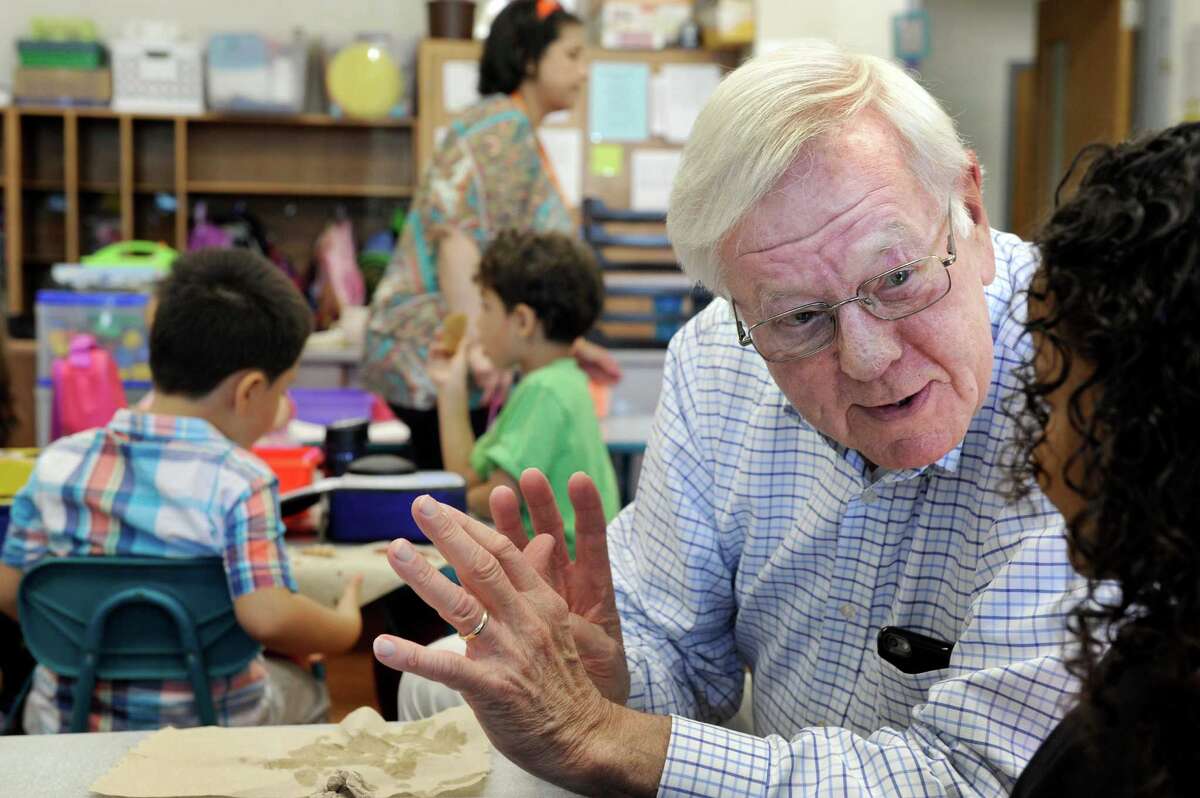 Army of volunteers aiding Danbury kindergarteners who fall behind