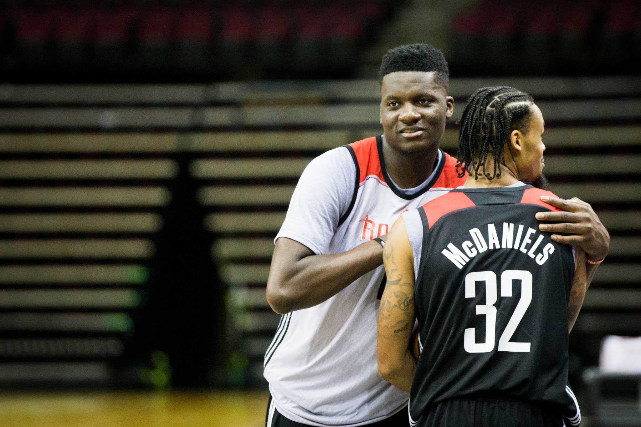 Tyler Ennis makes good first impression for Rockets