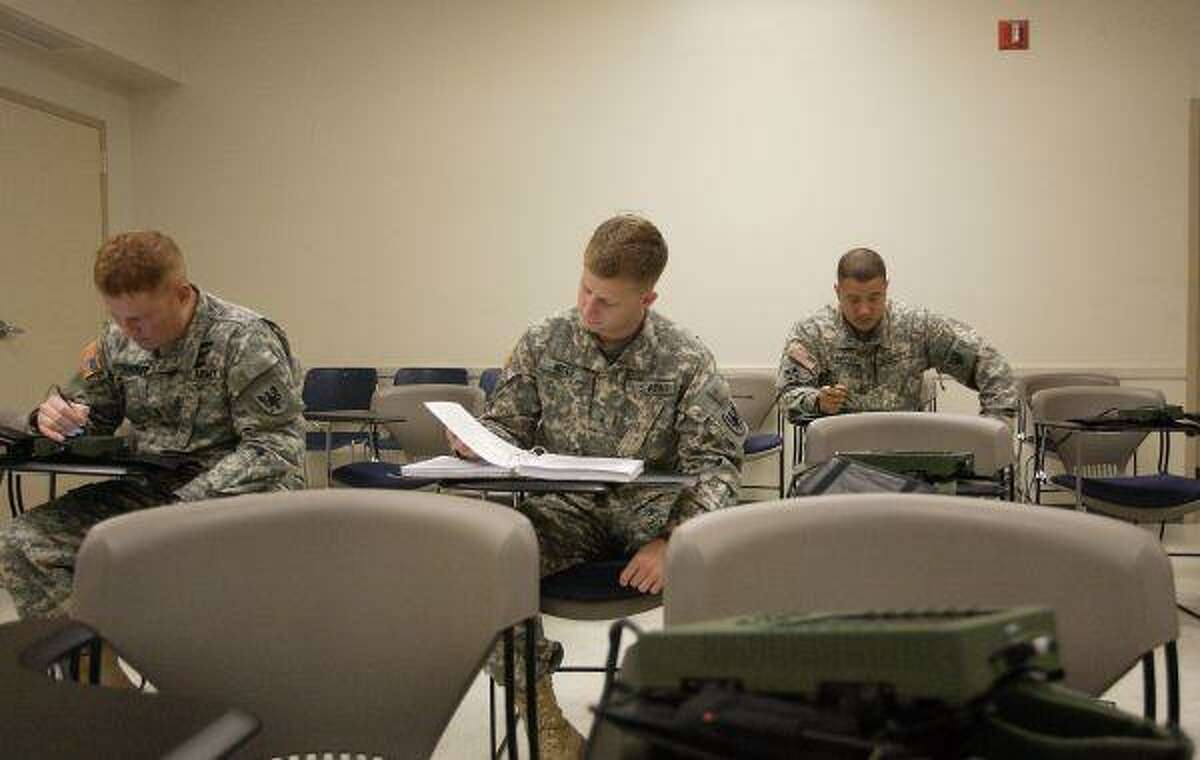 Army Reserve unit trains Apache pilots, mechanics