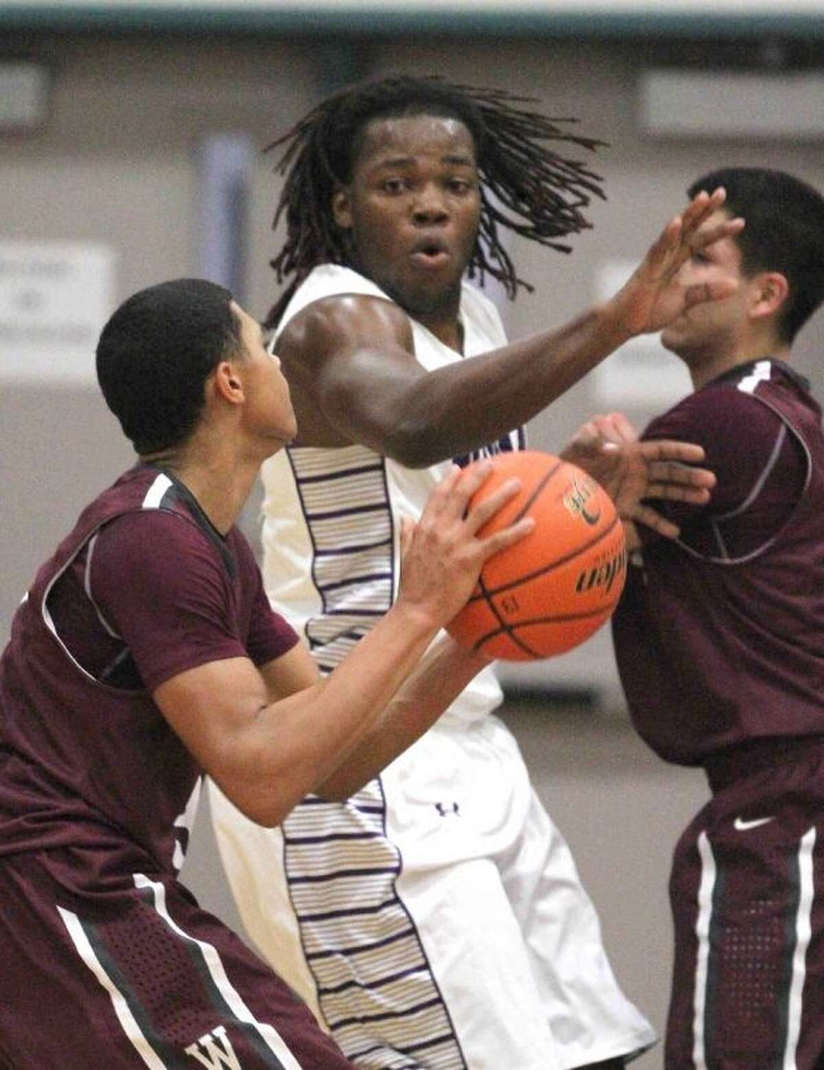 Waller uses furious fourth quarter to edge Willis 56-54