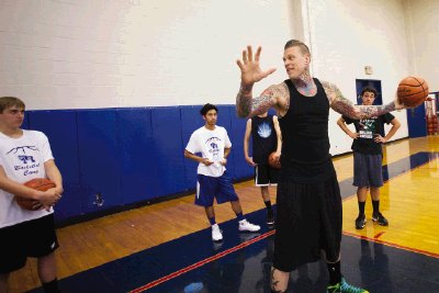 NBA star ‘Birdman’ mentors younger players at Oak Ridge camp