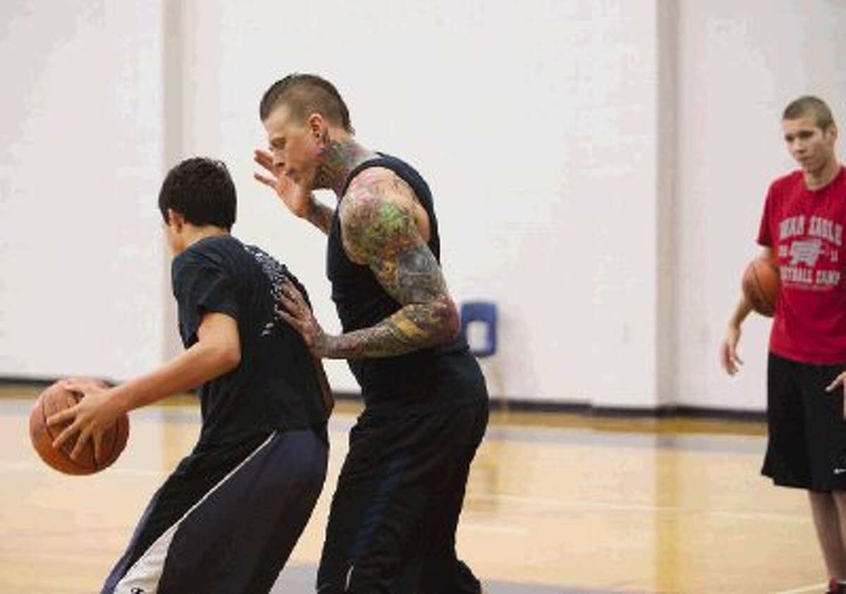 NBA star ‘Birdman’ mentors younger players at Oak Ridge camp