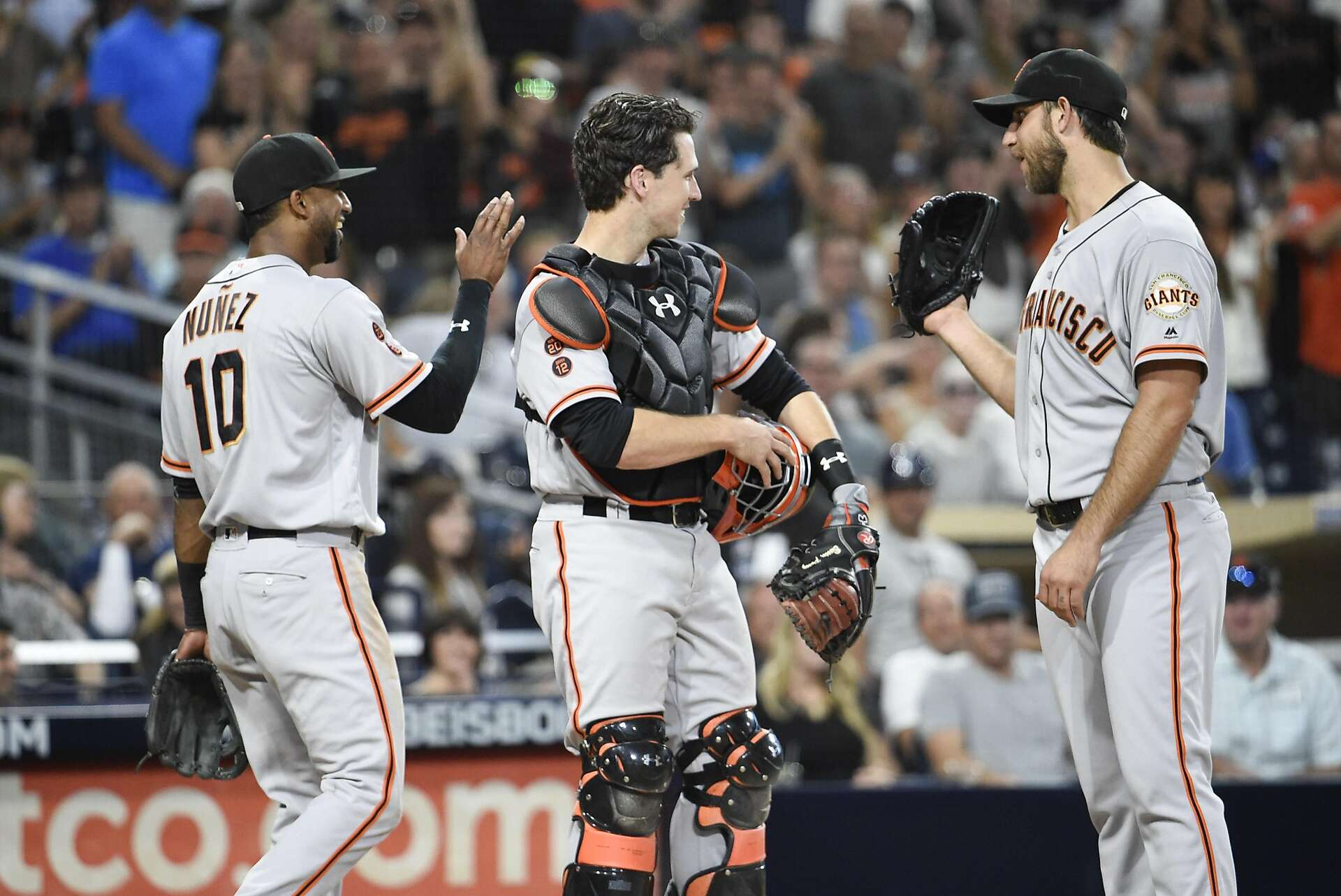 Giants blow six-run lead but beat Padres in 10 innings