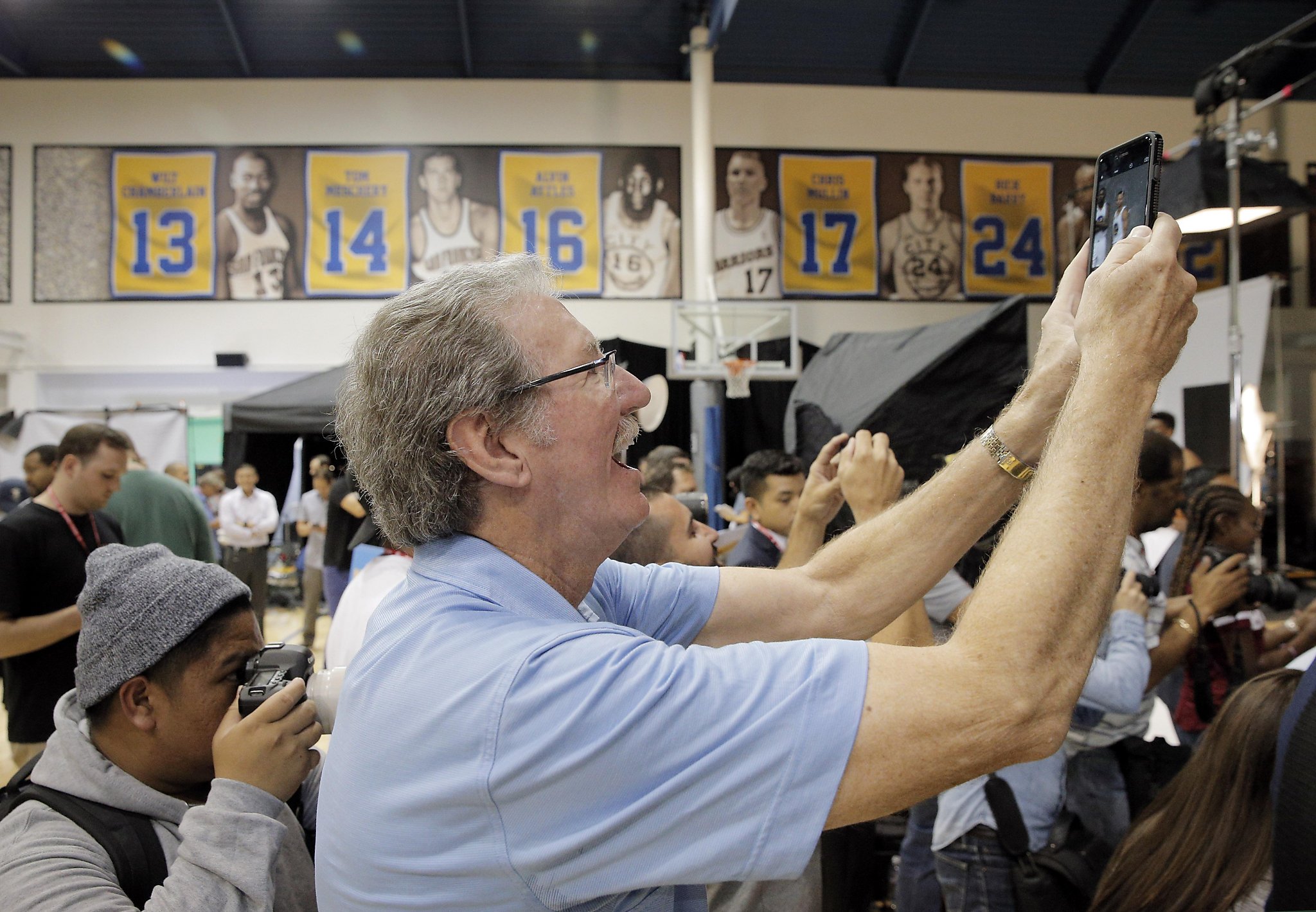 Warriors announcer tweets mid-broadcast at critical fan