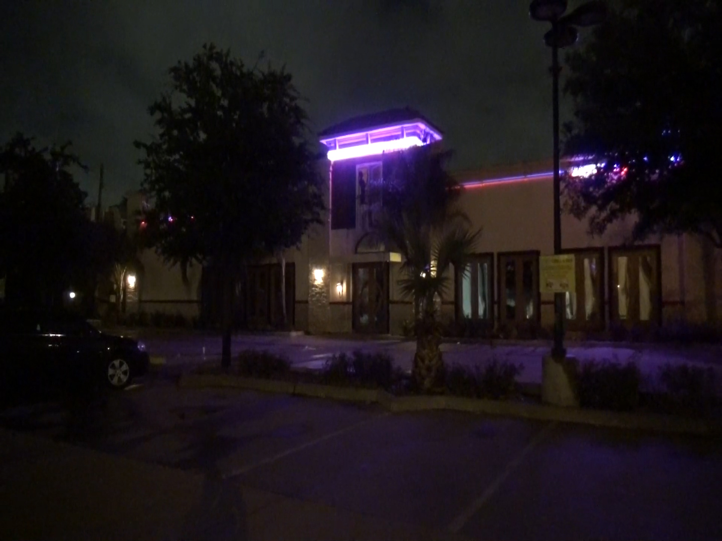 Police investigating shooting outside southwest Houston bar