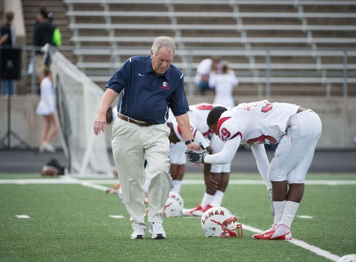 Lamar High School's legendary football coach Tom Nolen to retire