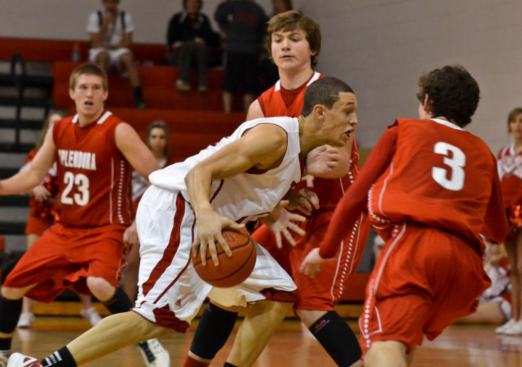Boys basketball: Huffman pulls within half-game of Splendora with big win