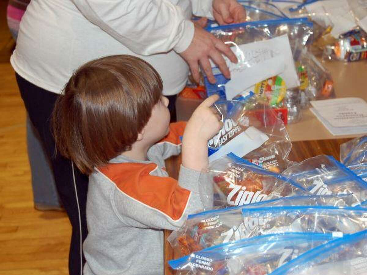 St. Paul’s UMC Makes Manna Bags