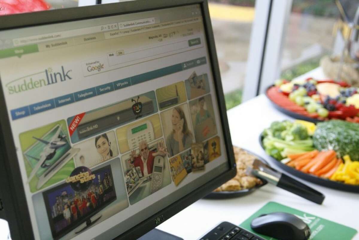 Suddenlink hosts open house for newly renovated retail store