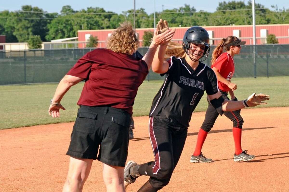 ONE MORE HURDLE: Pearland softball sweeps Bellaire; Deer Park next