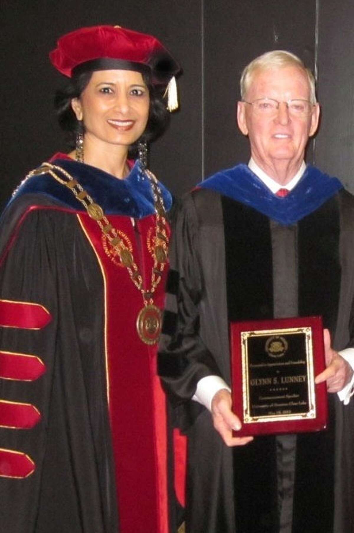 Aerospace leaders address UHCL’s 1,100 graduates