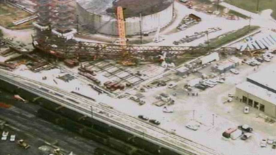 Crane collapses, kills four contractors - Houston Chronicle