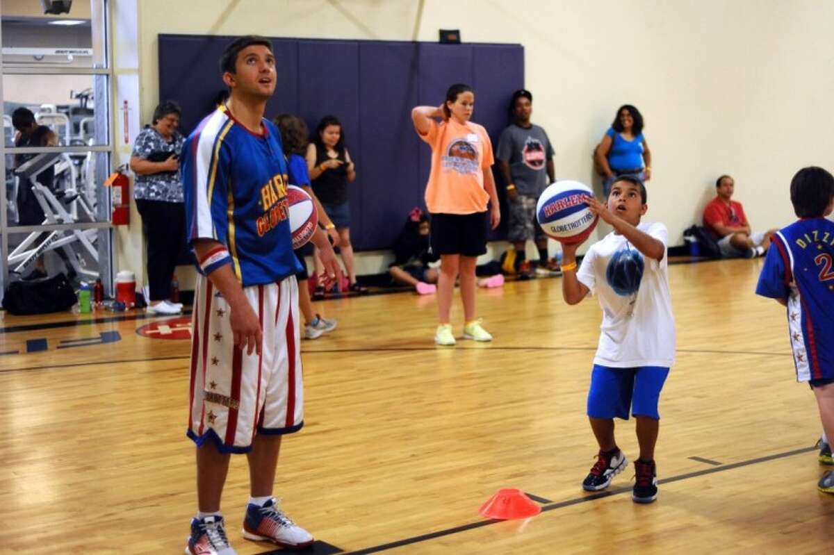 Harlem Globetrotters teach skills at Friendswood, Pasadena fitness clubs