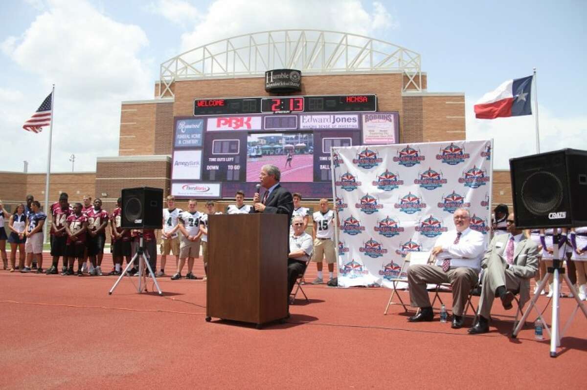 Turner Stadium unveils largest high school video scoreboard for Junior ...
