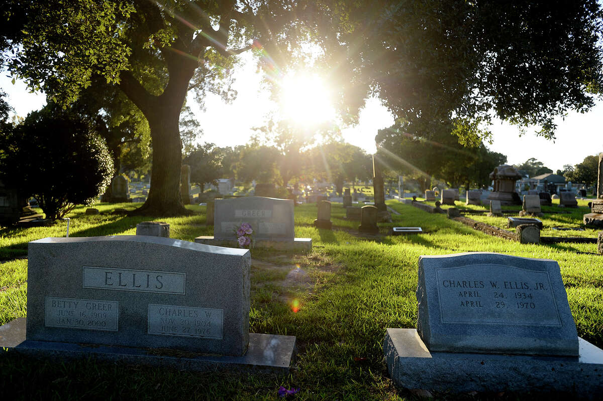 Tour teaches rich history of Magnolia Cemetery