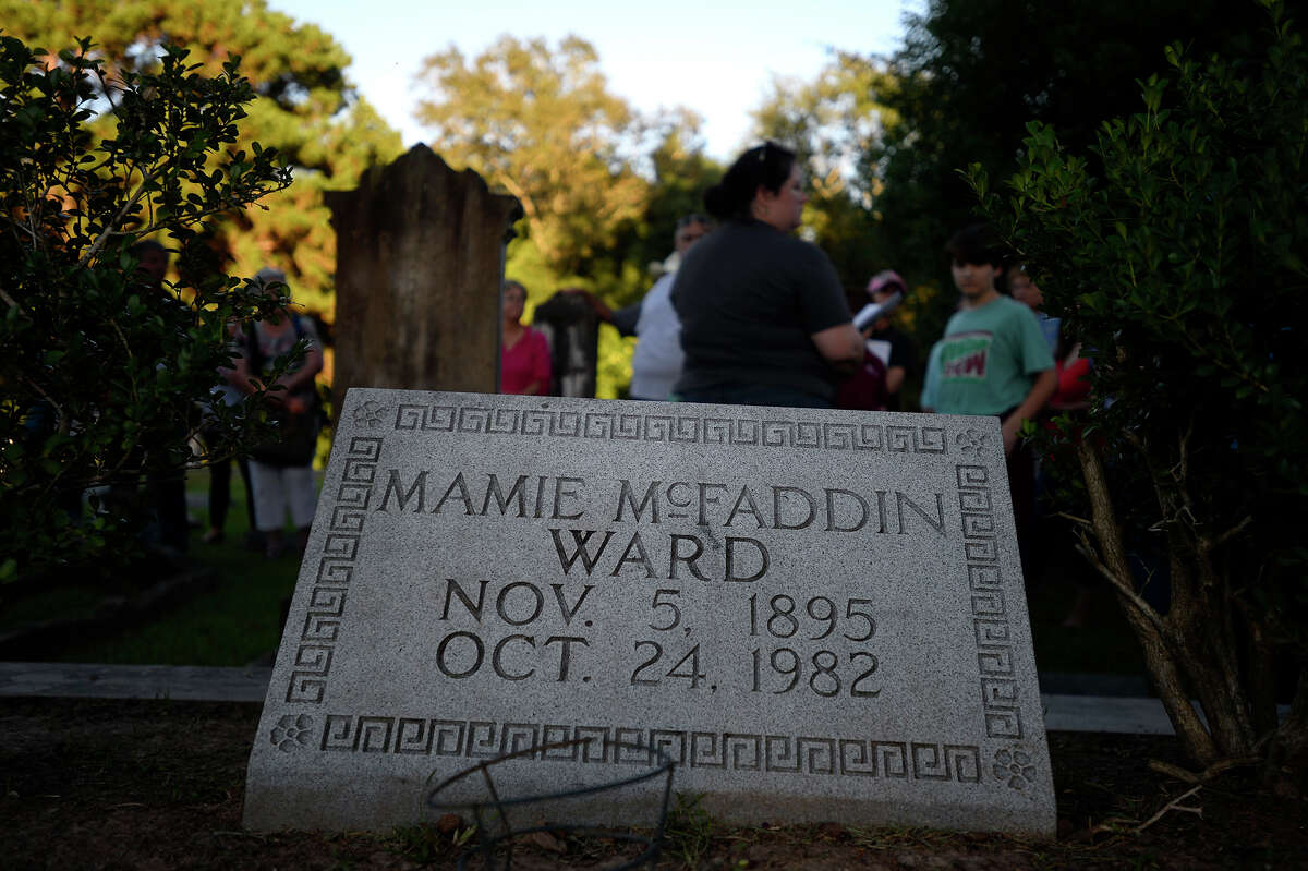 Tour teaches rich history of Magnolia Cemetery