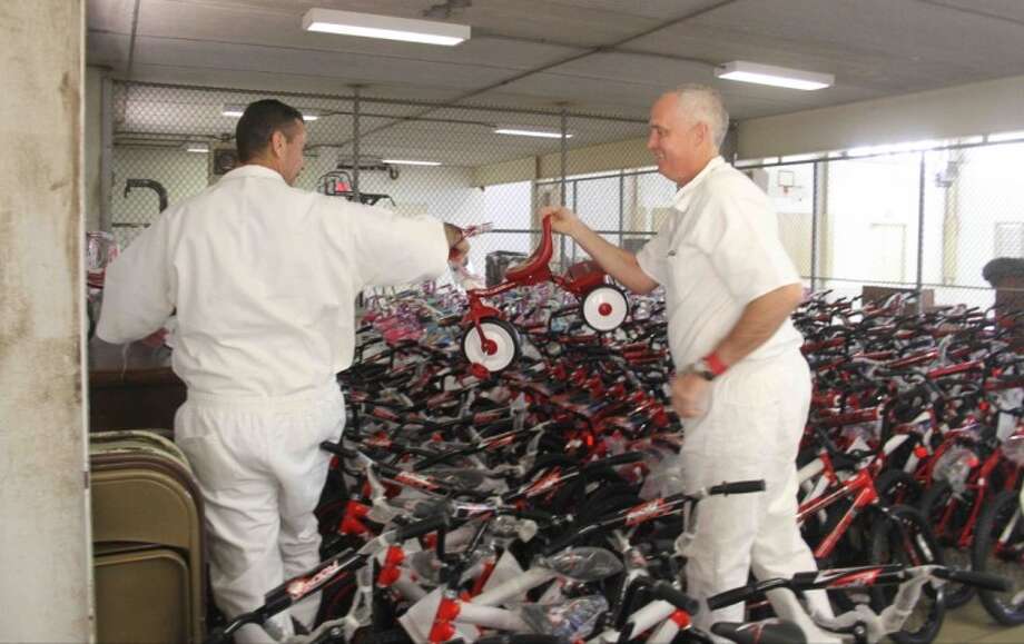 Christmas cheer rolling along in Dayton - Houston Chronicle