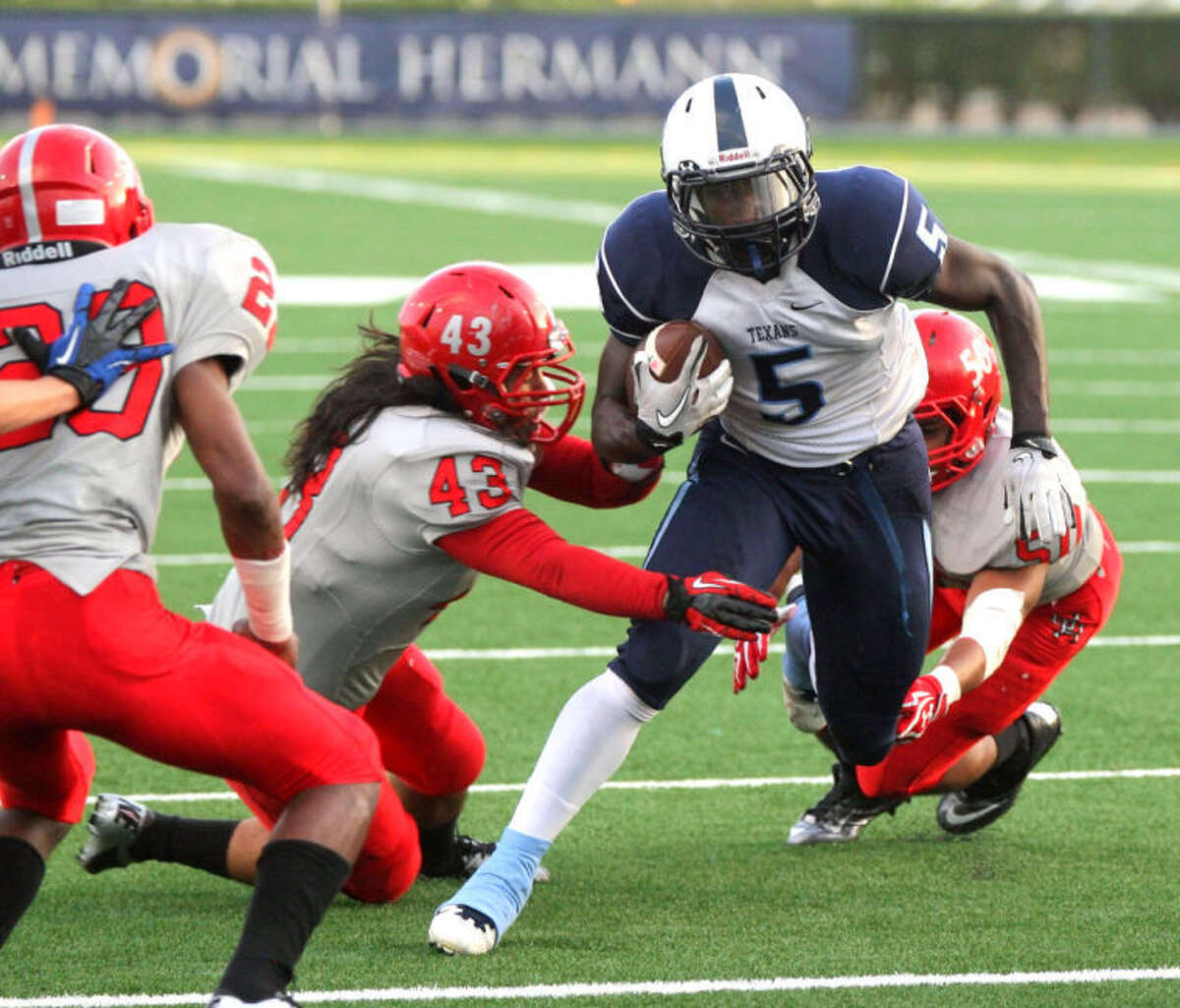 Hundreds gather to mourn Rayburn's star running back