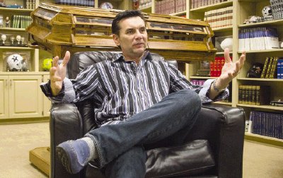 Former mob boss challenges men to be better