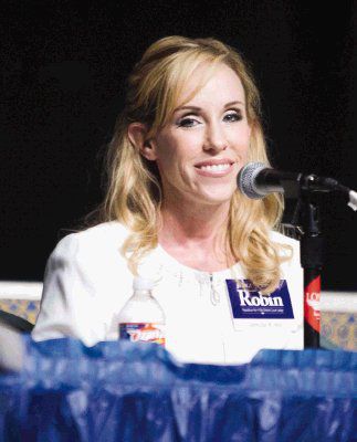 Robin raises almost three times as much as Bays in final stretch