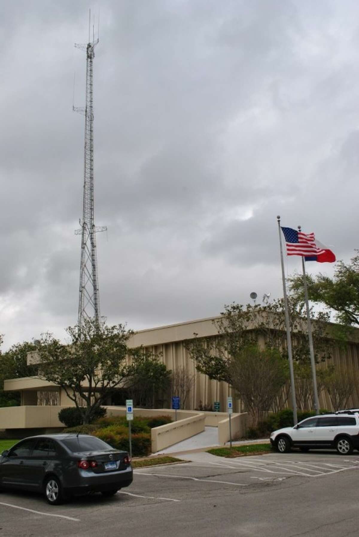 New radio tower takes Pasadena police into the 21st century