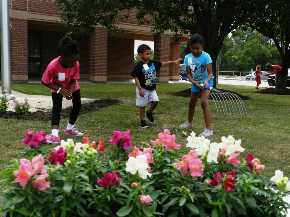 Eiland Elementary school celebrates new track, beautification project