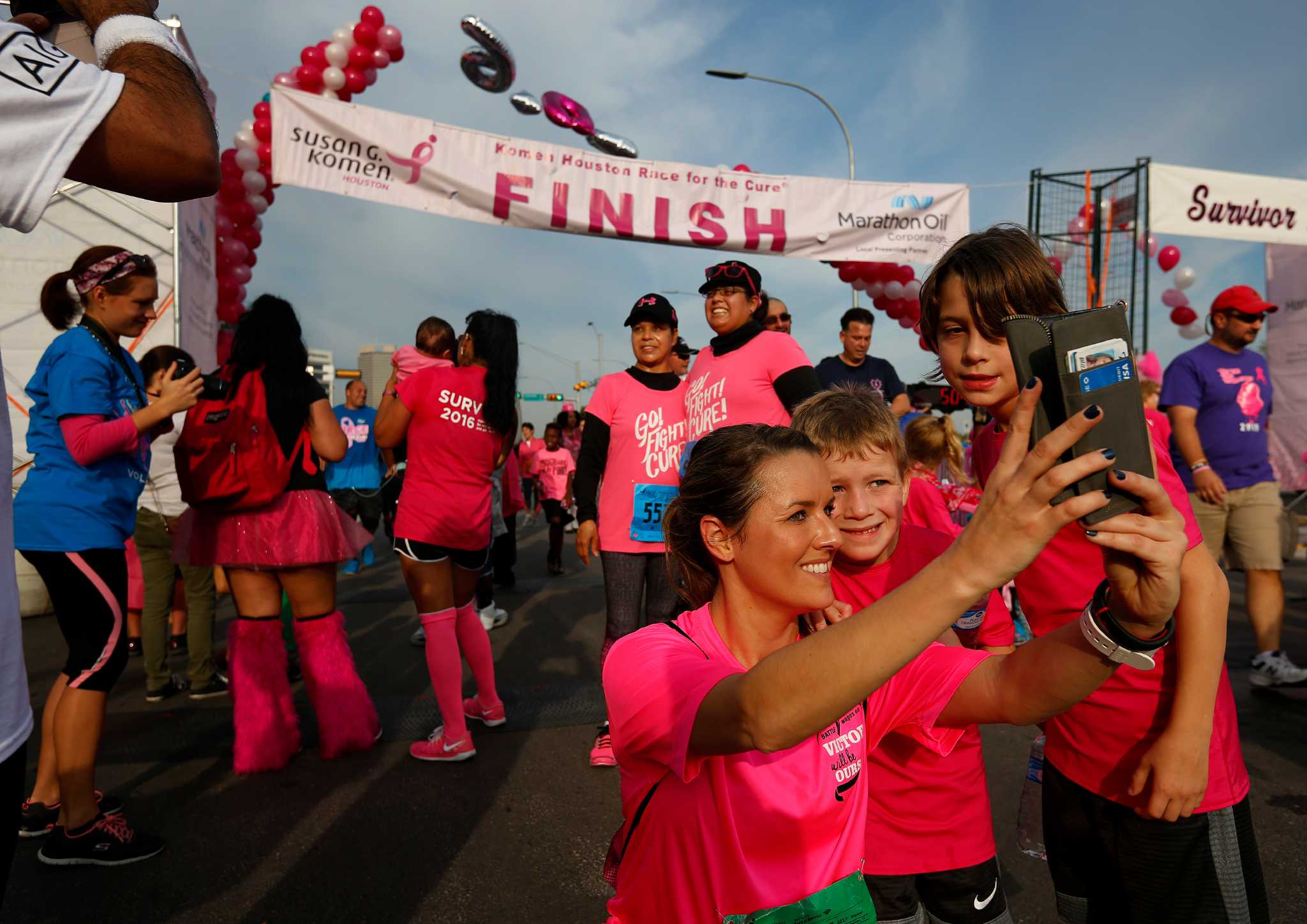 Thousands race today in Houston to cure breast cancer