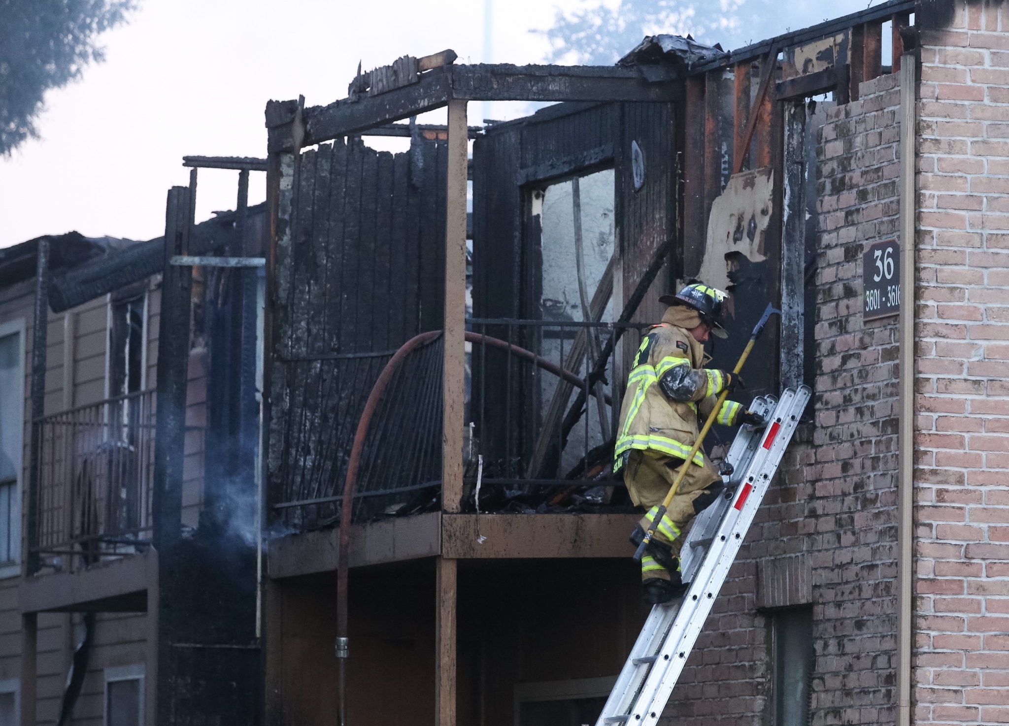 2-alarm fire rips through apartments in southwest Houston