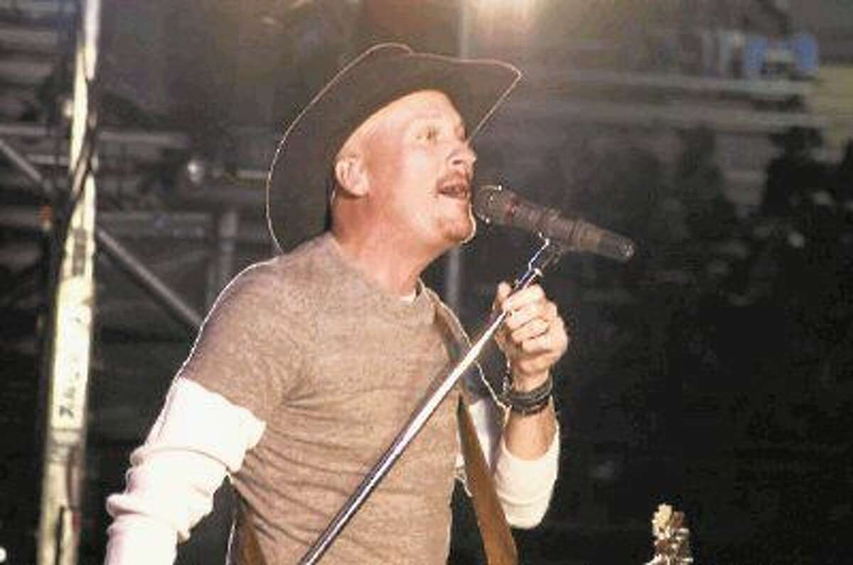 Texas country musician Kevin Fowler prepares for Humble rodeo