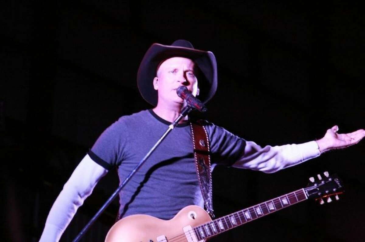 Texas country musician Kevin Fowler prepares for Humble rodeo