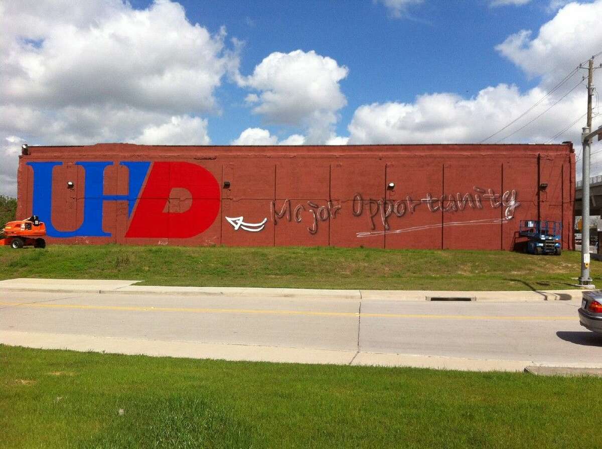 Larger than Life: UHD gator mural makes a splash in downtown Houston