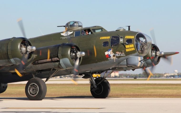 World War II flying fortress landing in Tomball