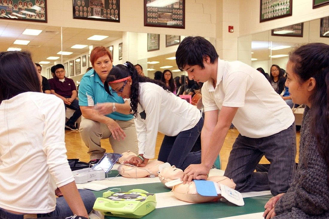 Pasadena High Mass CPR Training preps freshmen for life’s unexpected events