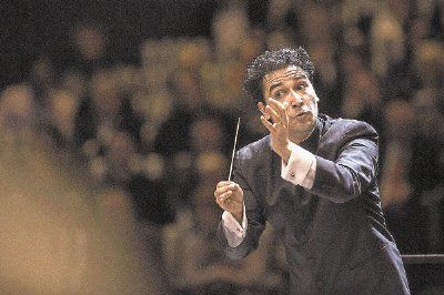 Houston symphony music director debuts at Pavilion
