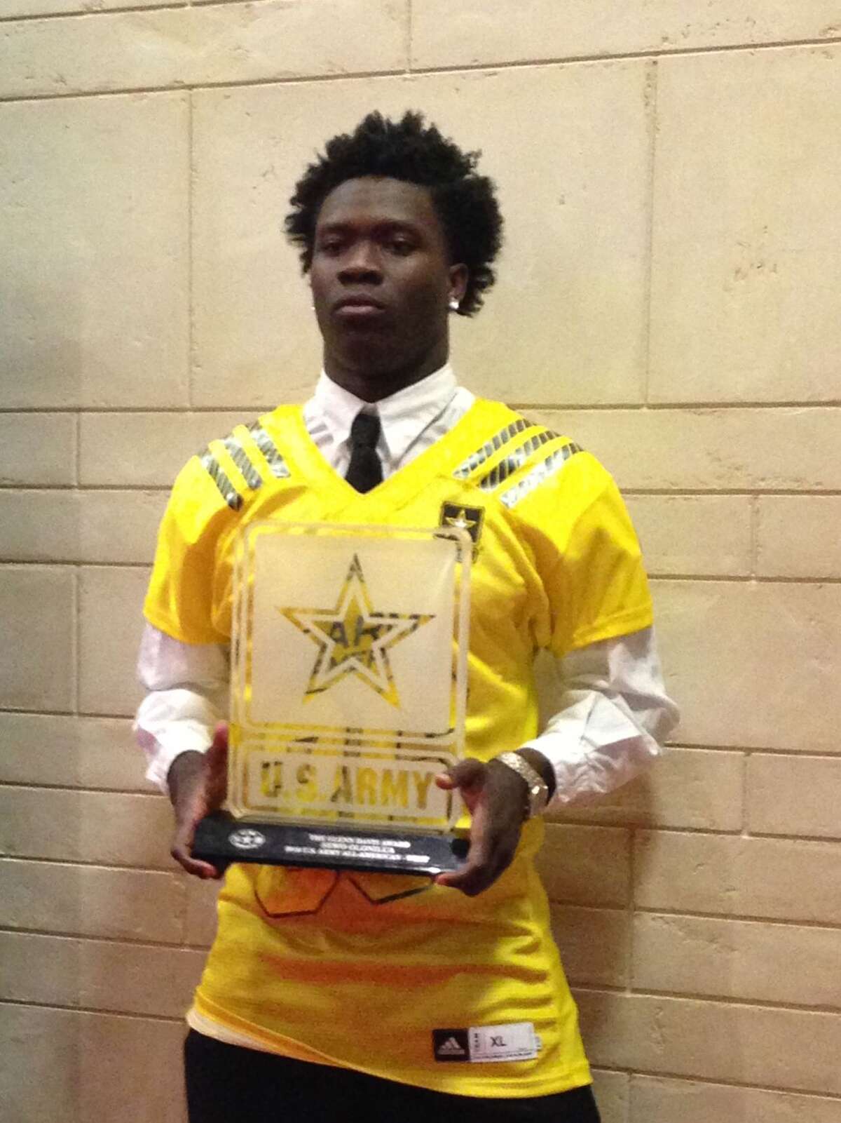 FOOTBALL: Kingwood's Sewo Olonilua receives 2016 Glenn Davis Army Award