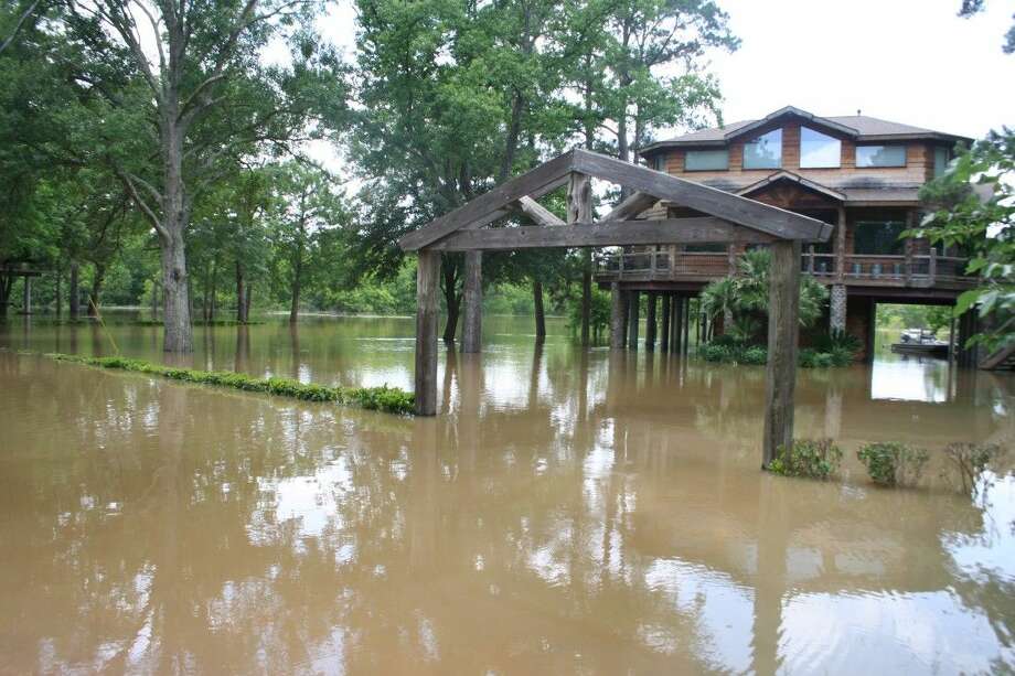 FLOODING UPDATE: Residents leave flood-affected communities as river ...