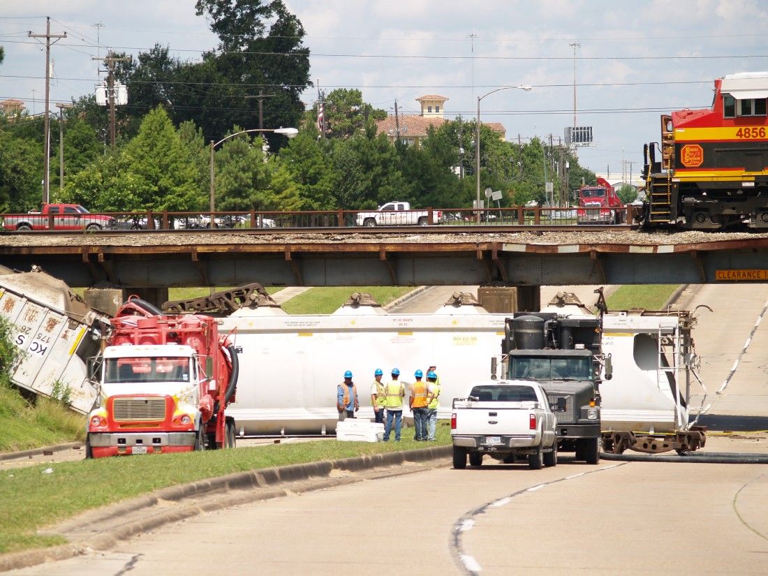 Train derails off bridge over Old Katy Road and Washington Avenue near ...